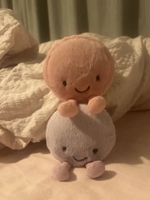Amuseable Macaron Raspberry Jellycat | Jelly Journal